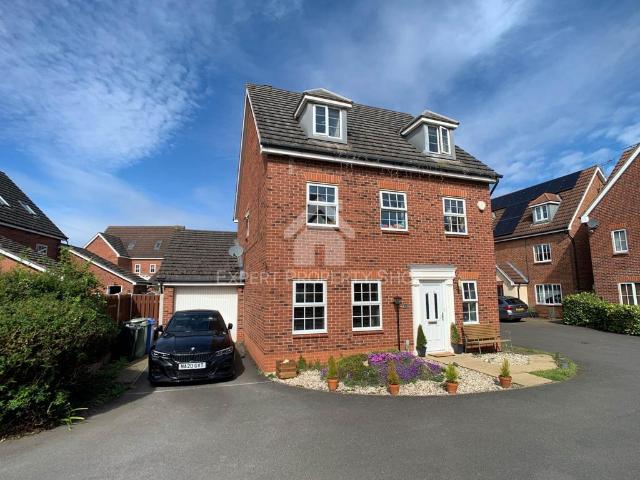 5 bedroom detached house for sale