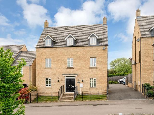 5 bedroom detached house for sale
