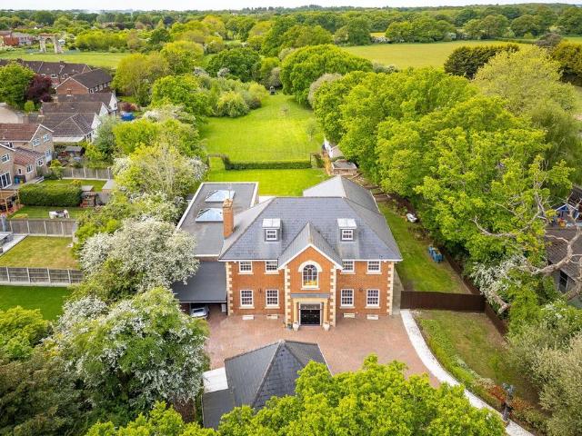 5 bedroom detached house for sale