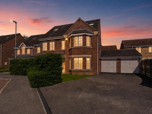 5 bedroom detached house for sale