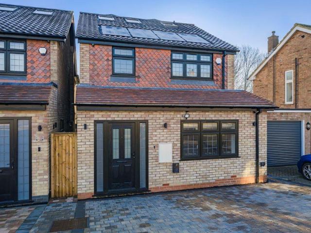 5 bedroom detached house for sale