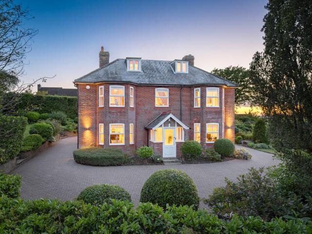 5 bedroom detached house for sale