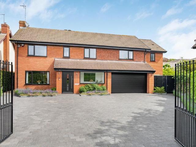 5 bedroom detached house for sale