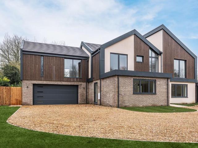 5 bedroom detached house for sale