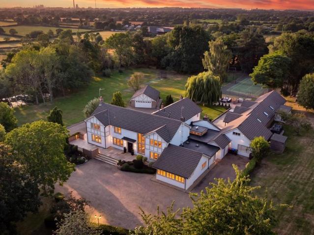5 bedroom detached house for sale