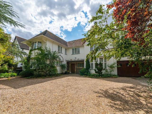 5 bedroom detached house for sale