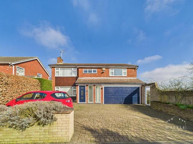 5 bedroom detached house for sale