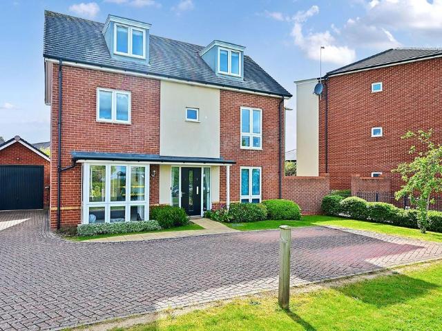 5 bedroom detached house for sale