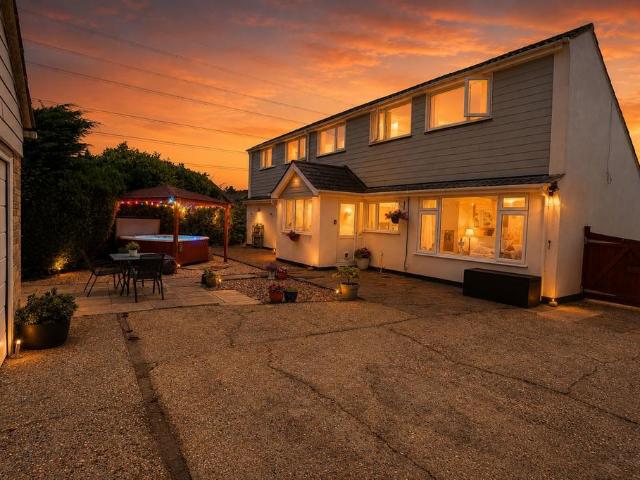 5 bedroom detached house for sale