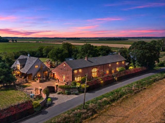5 bedroom detached house for sale