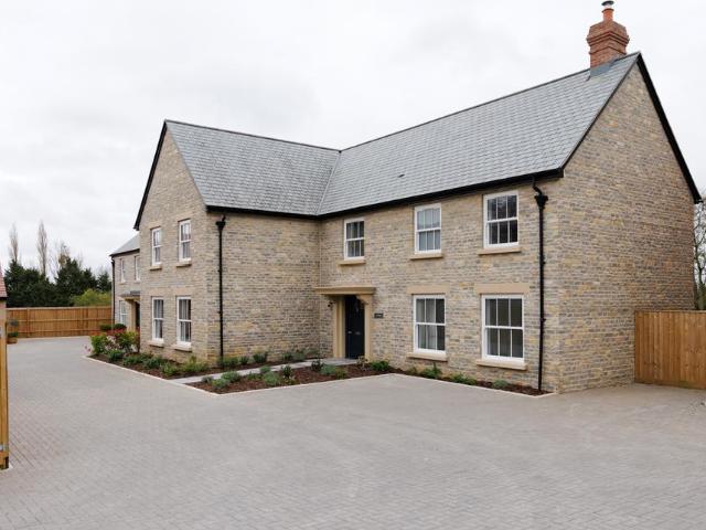 5 bedroom detached house for sale