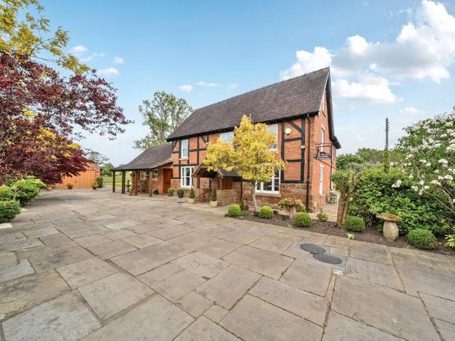 5 bedroom detached house for sale