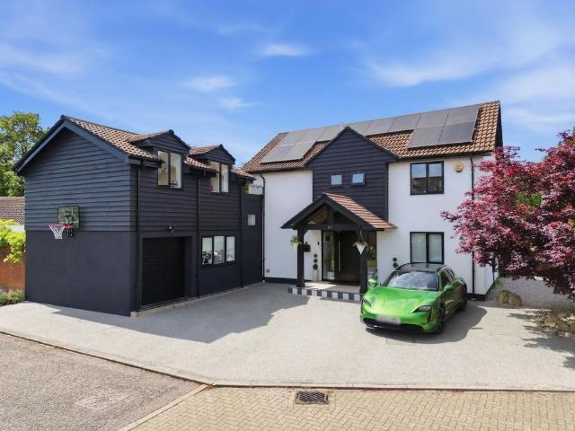 5 bedroom detached house for sale
