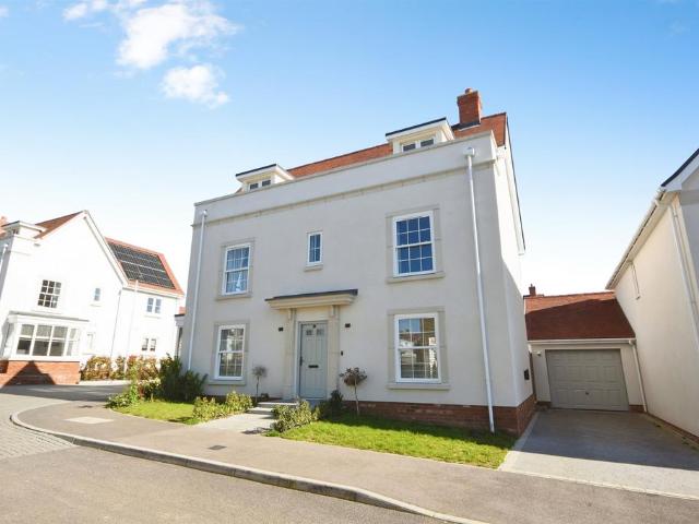 5 bedroom detached house for sale