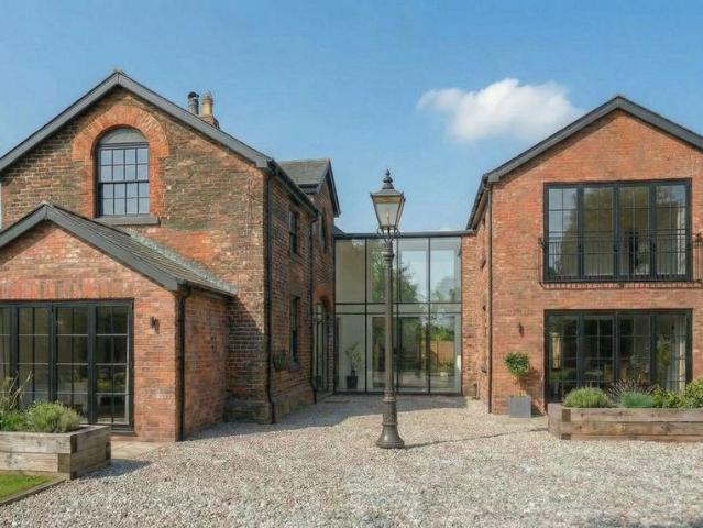 5 bedroom detached house for sale