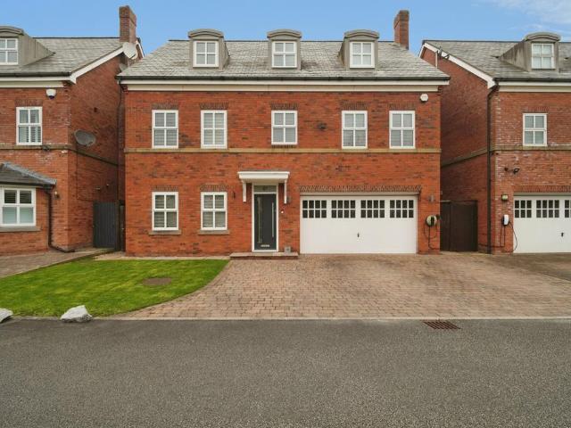 5 bedroom detached house for sale