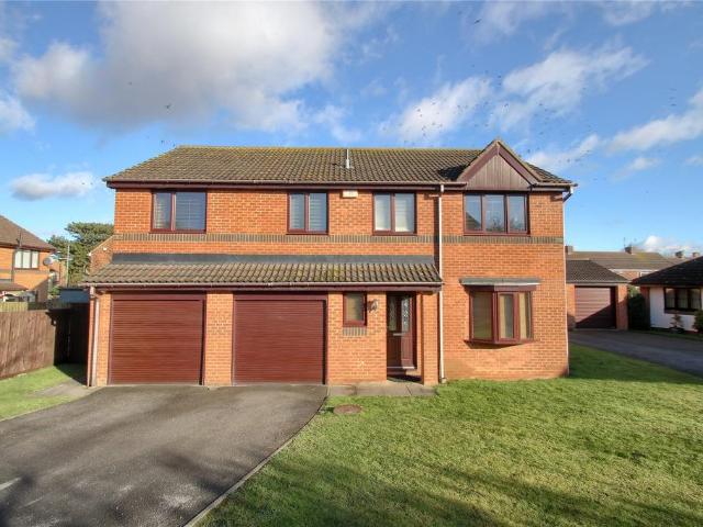 5 bedroom detached house for sale