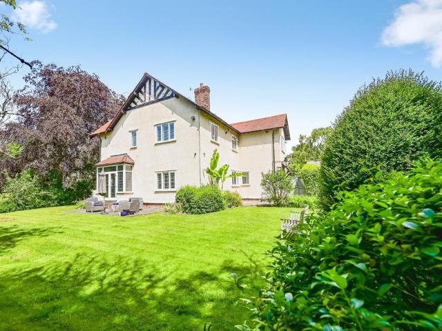 5 bedroom detached house for sale