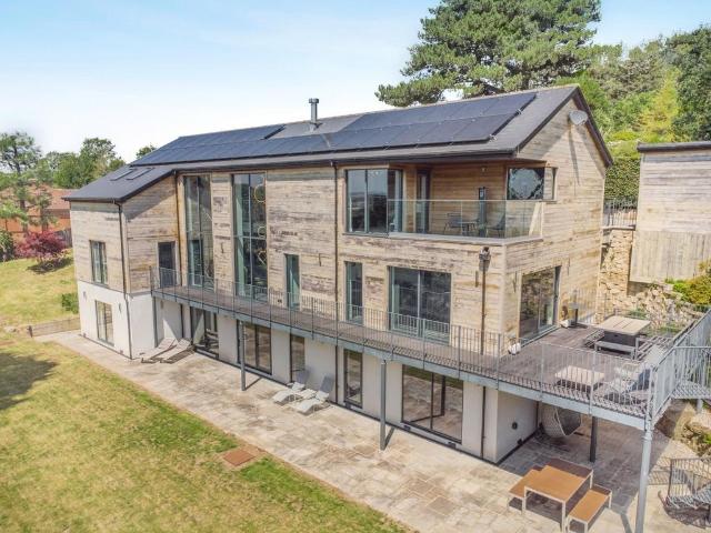 5 bedroom detached house for sale