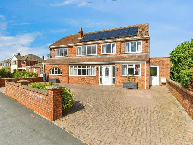 5 bedroom detached house for sale