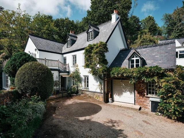5 bedroom detached house for sale