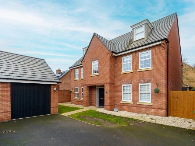 5 bedroom detached house for sale