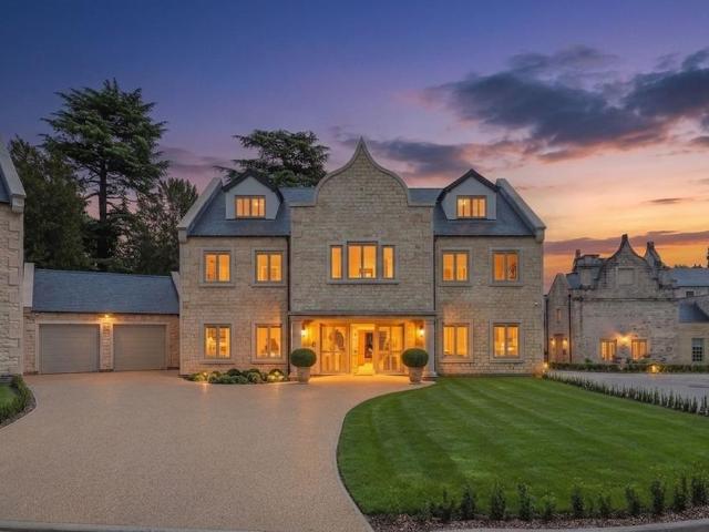 5 bedroom detached house for sale