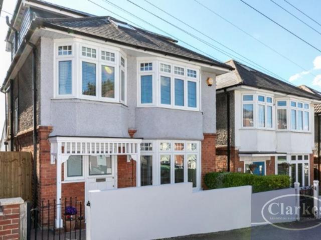5 bedroom detached house for sale