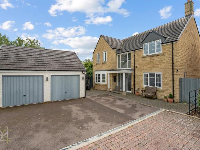 5 bedroom detached house for sale