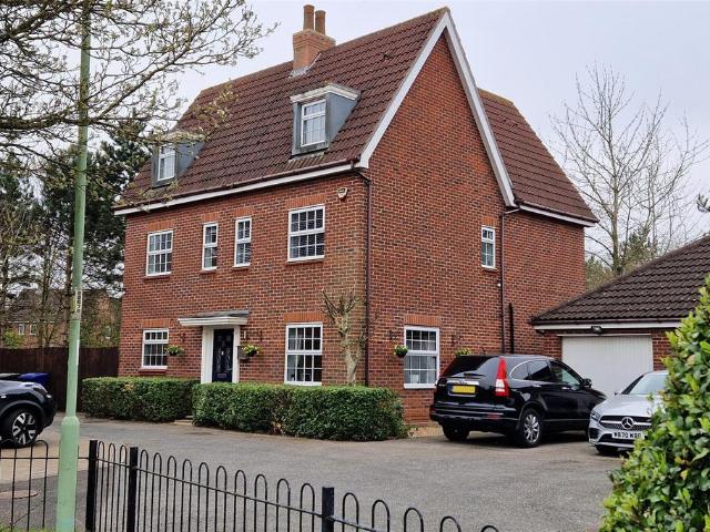 5 bedroom detached house for sale
