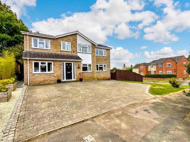 5 bedroom detached house for sale