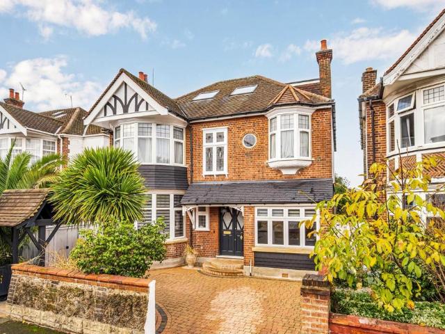 5 bedroom detached house for sale