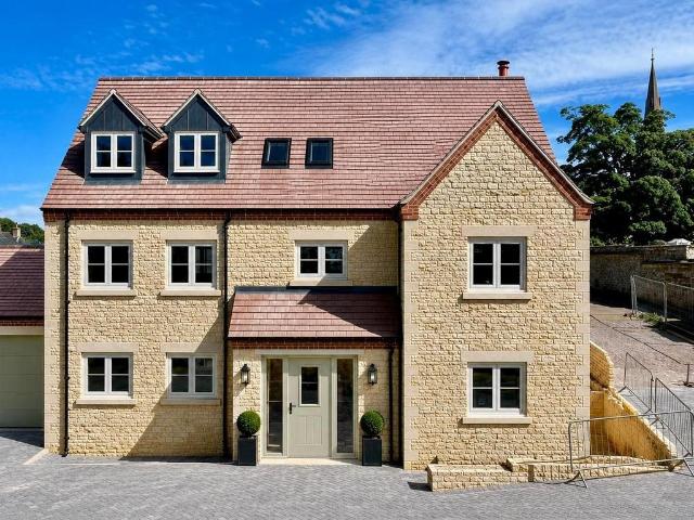 5 bedroom detached house for sale