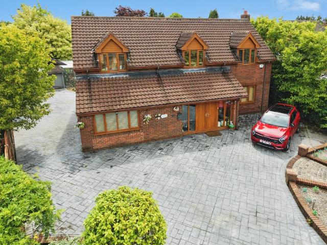 5 bedroom detached house for sale
