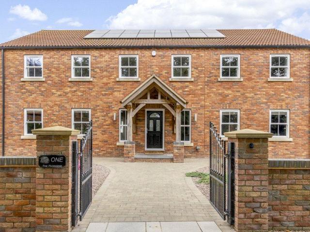 5 bedroom detached house for sale