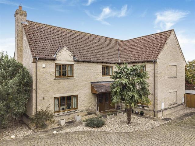 5 bedroom detached house for sale