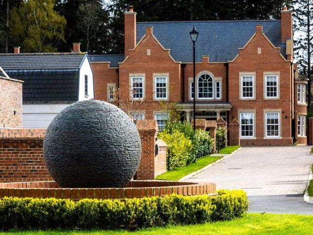 5 bedroom detached house for sale