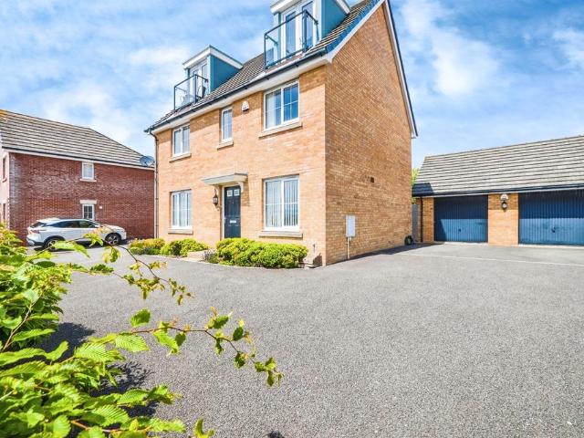 5 bedroom detached house for sale