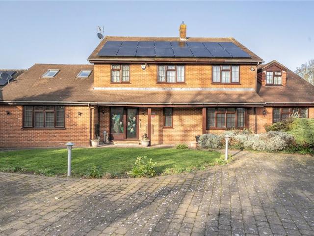 5 bedroom detached house for sale