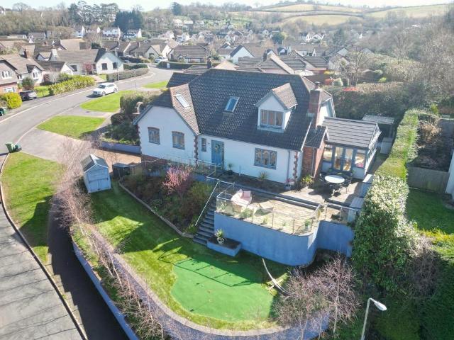 5 bedroom detached house for sale