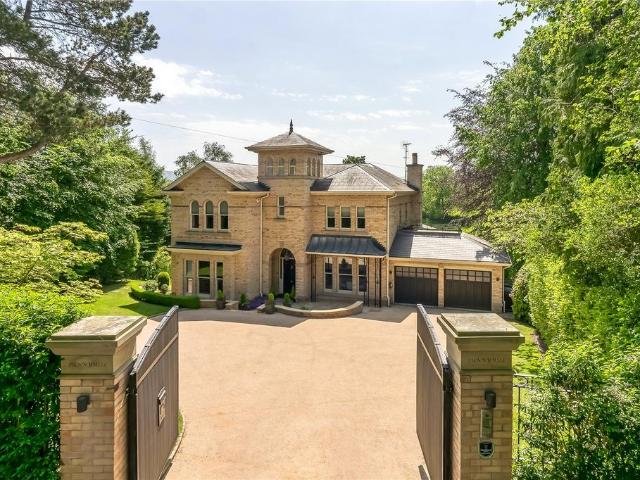 5 bedroom detached house for sale