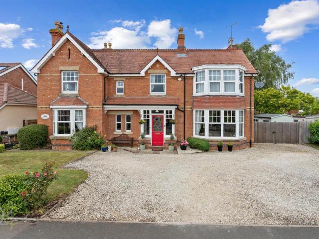 5 bedroom detached house for sale