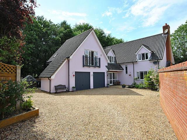 5 bedroom detached house for sale