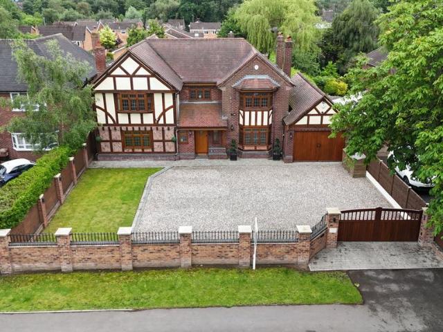5 bedroom detached house for sale