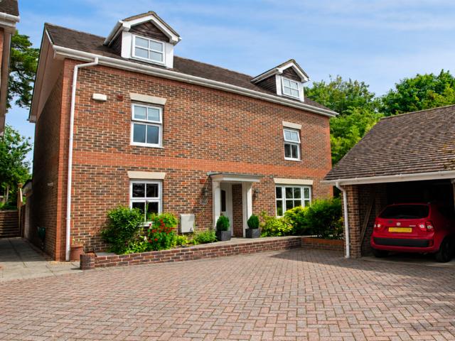 5 bedroom detached house for sale