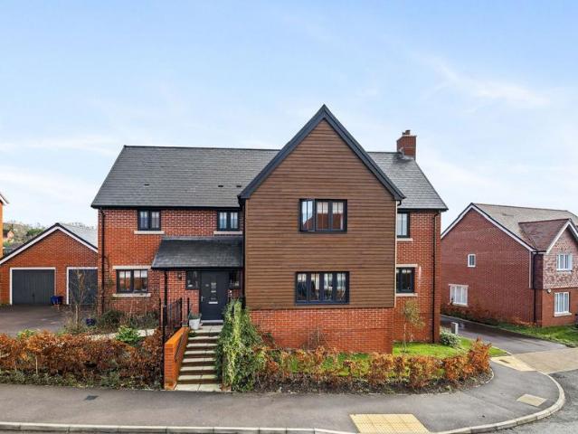 5 bedroom detached house for sale