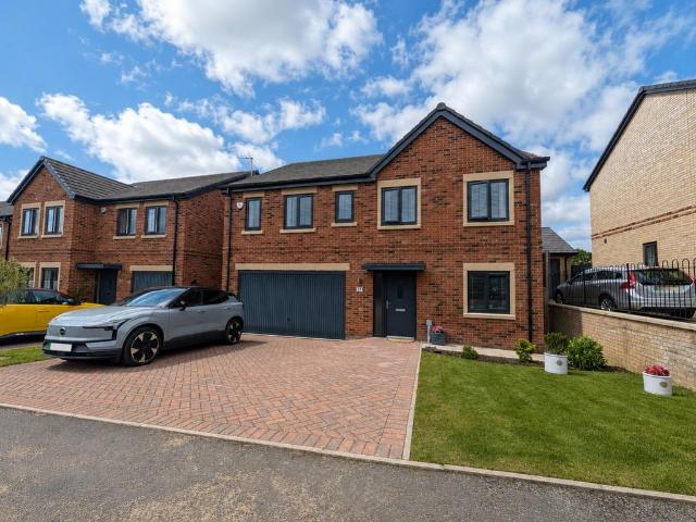 5 bedroom detached house for sale