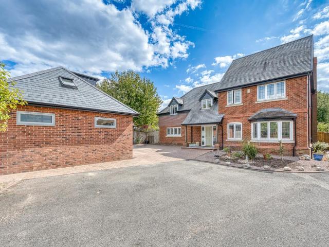5 bedroom detached house for sale