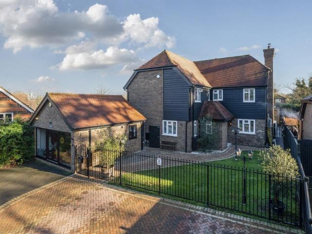 5 bedroom detached house for sale