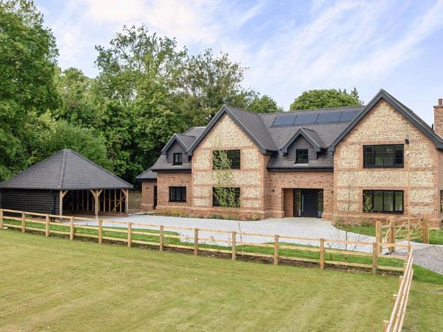 5 bedroom detached house for sale